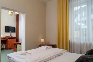 Hotel Paradiso (Swietokrzyskie Voivodeship, Powiat Skarżyski, Suchedniów, ulica Harcerska), otel  Suchedniow'dan