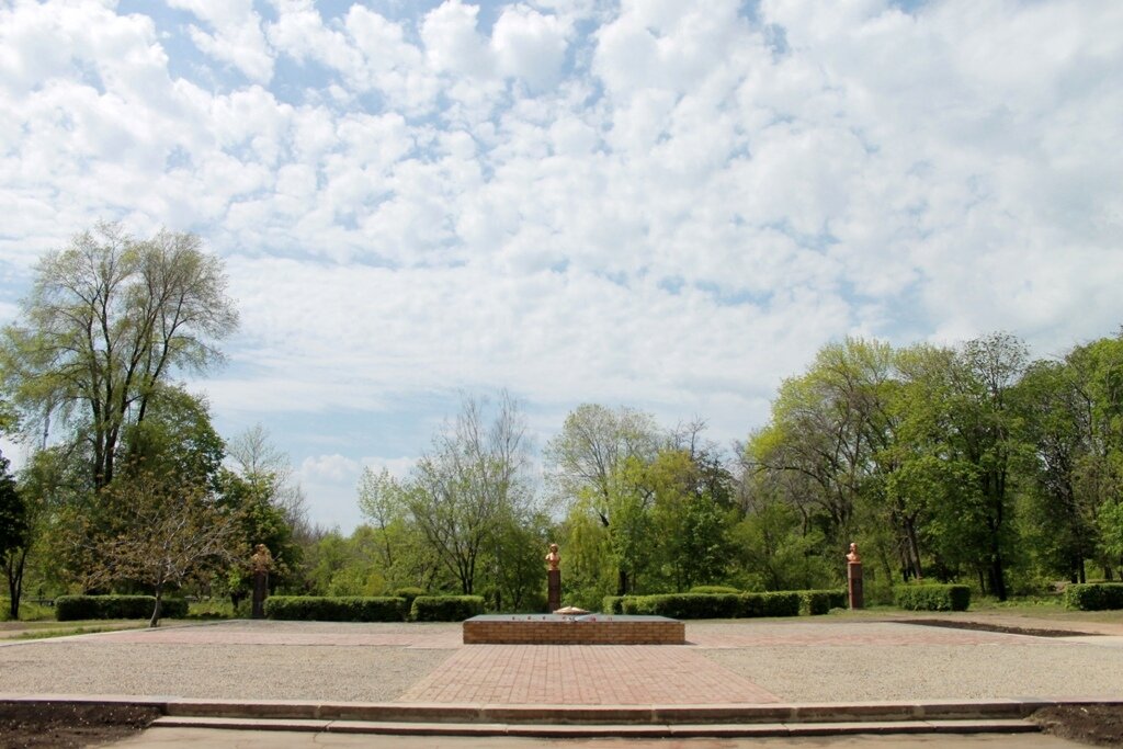 Anıt, heykel Площадь Героев, Krasnyi Luch, foto