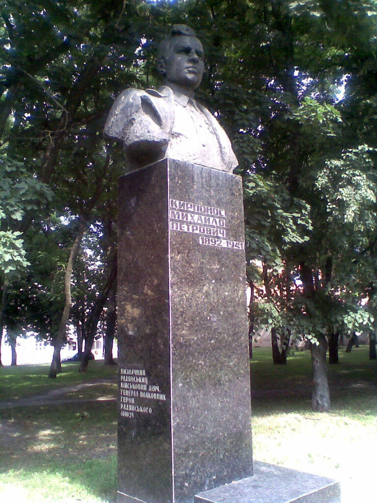 Anıt, heykel Мстиславу князю Черниговскому, Chernigov, foto