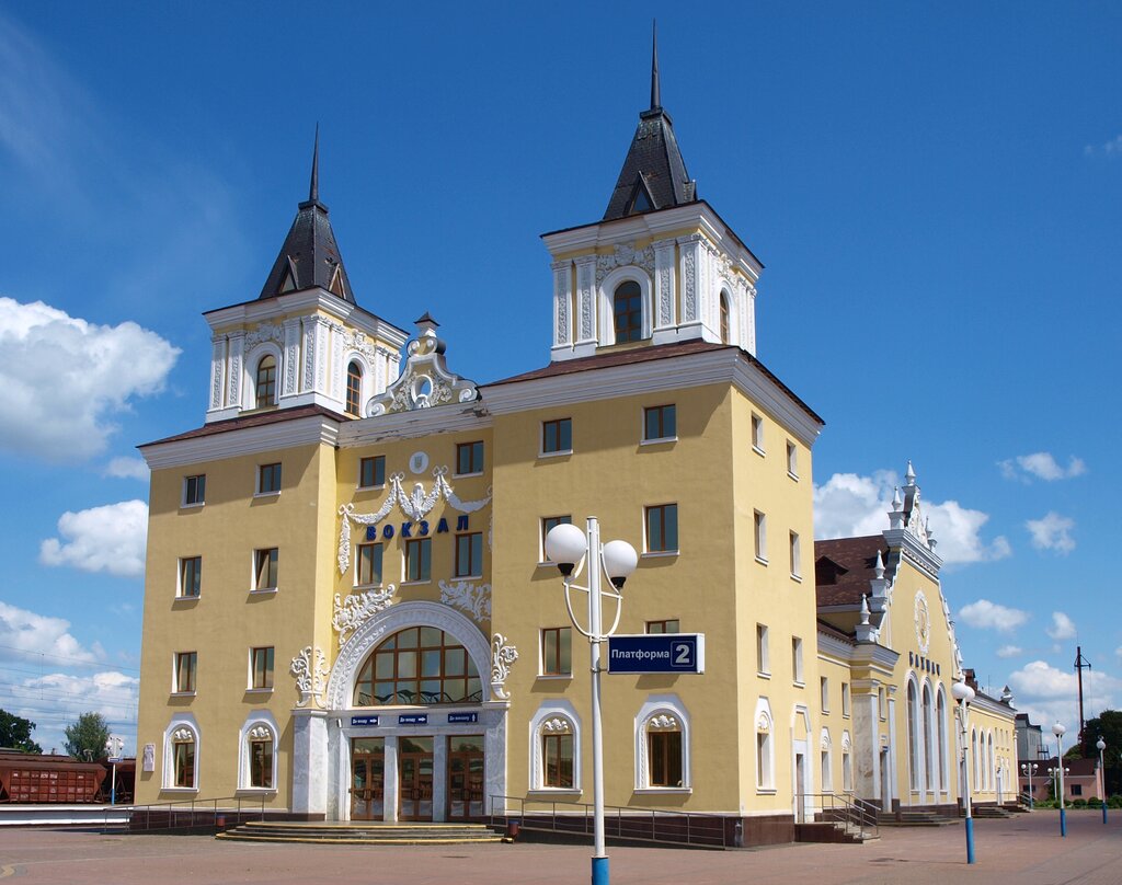 Tren istasyonu Bakhmach-Pasazhyrskyi Station, Bakhmach, foto