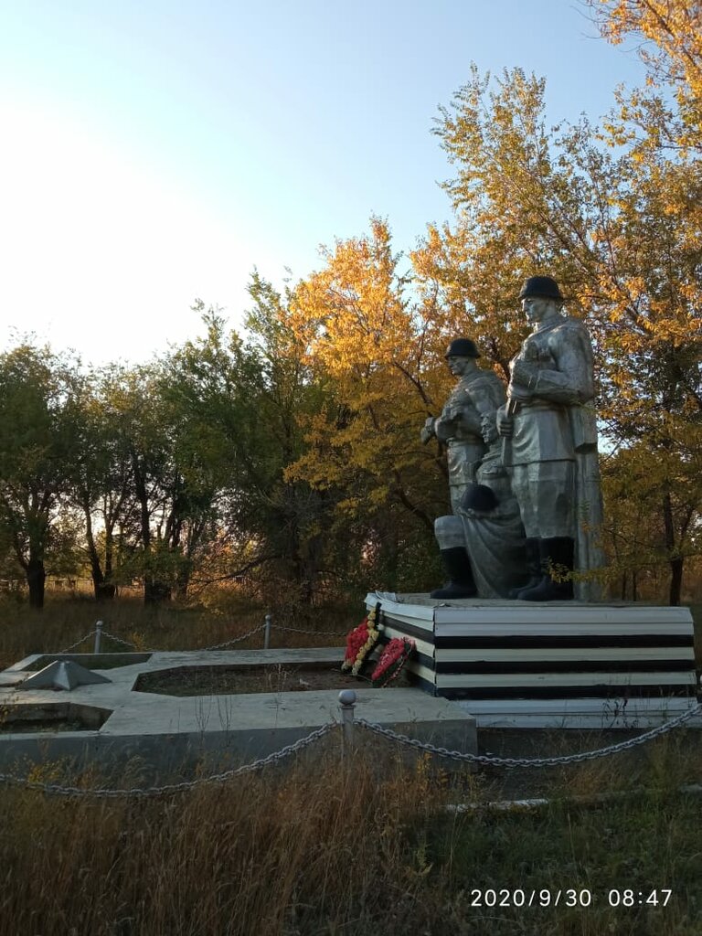 Anıt, heykel Воинам-односельчанам, павшим в Великой Отечественной войне, Orenburgskaya oblastı, foto