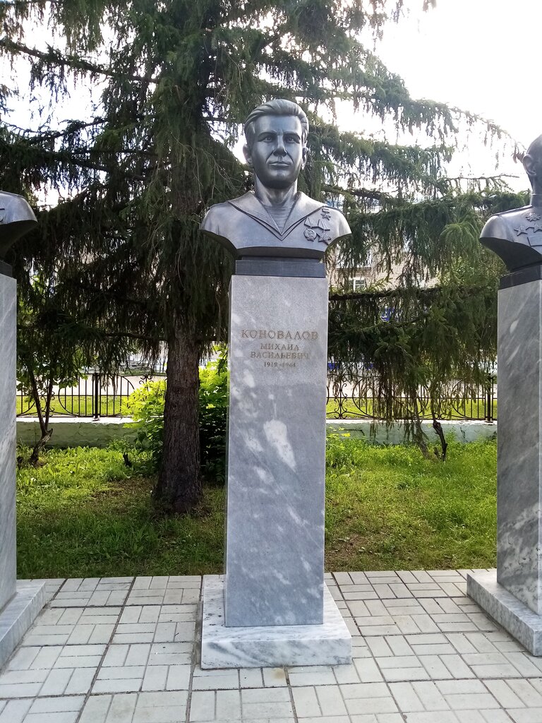 Anıt, heykel Бюст Героя Советского Союза М.В. Коновалова, Kataysk, foto