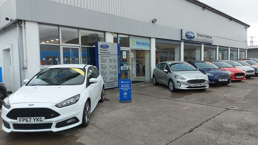 Otomobil satış galerileri Evans Halshaw Ford Merthyr Tydfil, Galler, foto