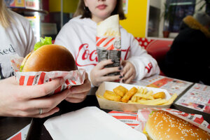 Tri sousa (Safonova Street No:20), fast food  Severomorsk'tan