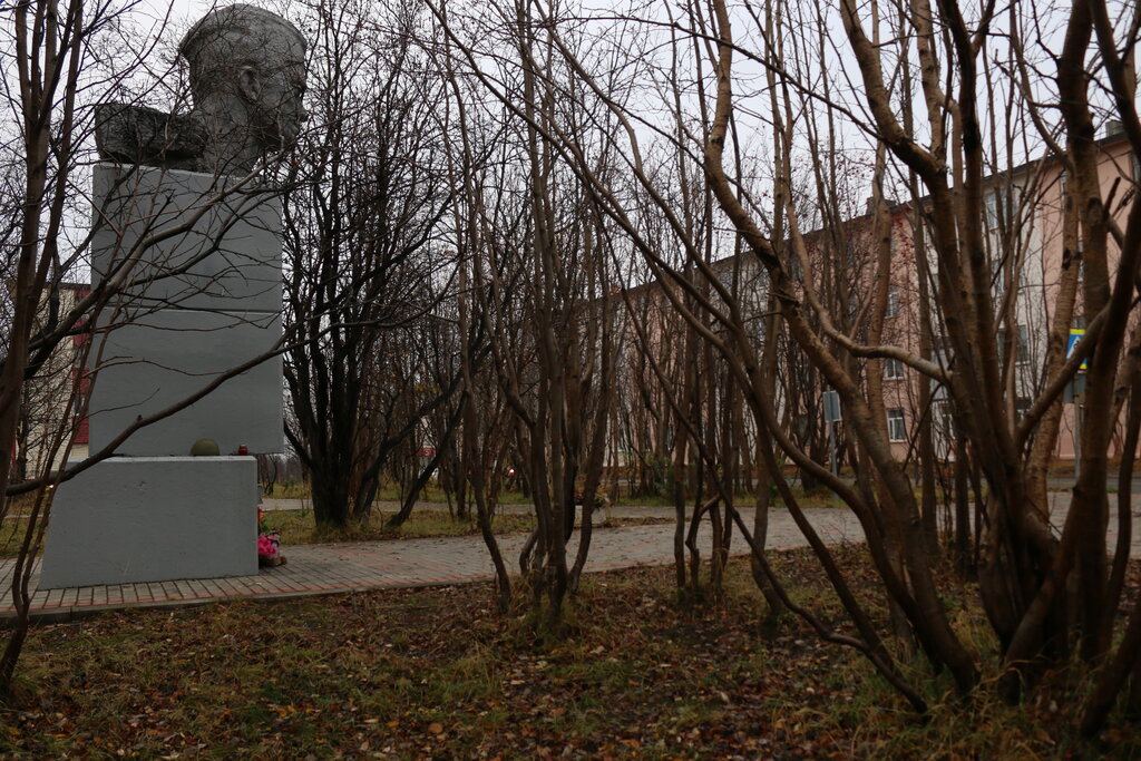 Anıt, heykel М.В. Бабиков, Zapolyarni, foto