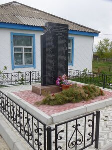 Обелиск воинам-землякам, погибшим в годы Великой Отечественной войны (Novosibirsk Region, Kupinskiy rayon, derevnya Pokrovka), anıt, heykel  Novosibirskaya oblastından