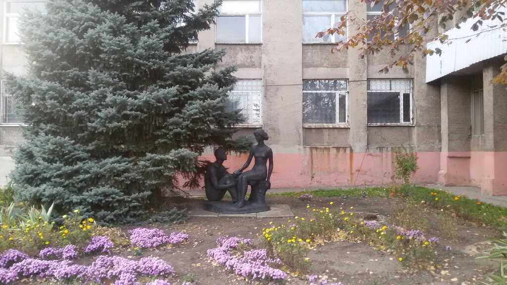 Park, sokak heykeli Молодым людям, Horlovka, foto
