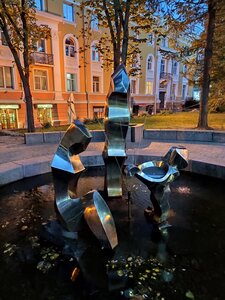 Солдат, женщина и ребёнок (Republic of Karelia, Petrozavodsk, alleya Zakamenno), çeşme  Petrozavodsk'tan