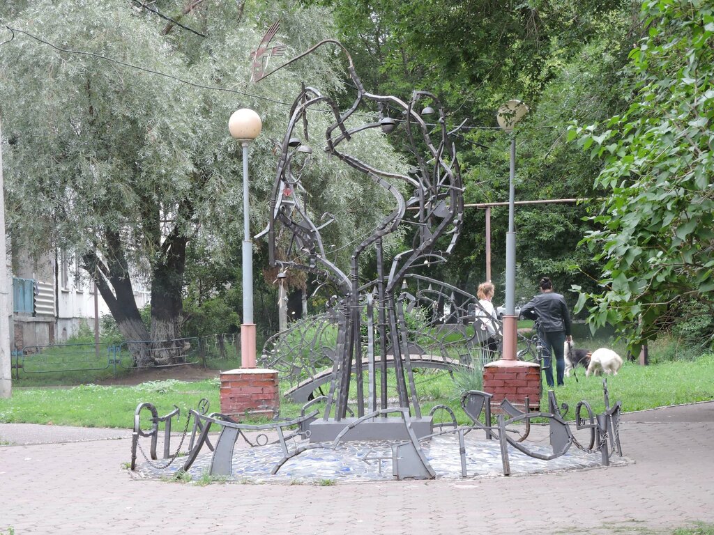 Park, sokak heykeli Дерево желаний, Omsk, foto