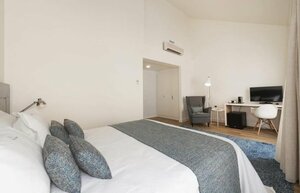 Porta da Arrábida Hostel & Suites (Rua Contra Almirante Jaime Afreixo No:121, Palmela), otel