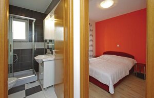 Beautiful Home in Makarska With Wifi and 1 Bedrooms (Zadar County, Sukošan, Makarska), otel  Dünya'dan