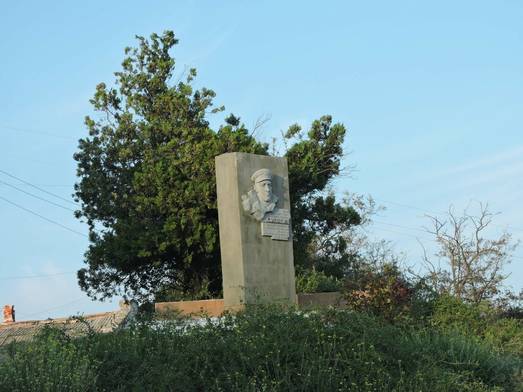 Anıt, heykel Герою Советского Союза Н.И. Сипягину, Kerç, foto