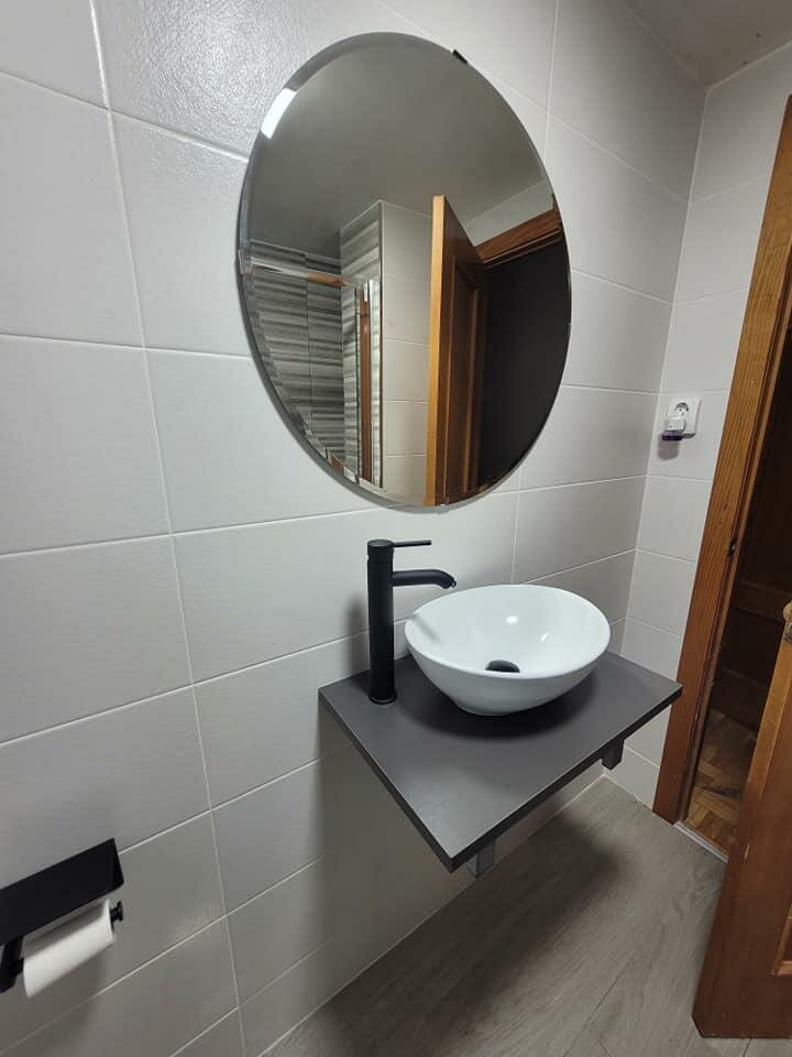 Yeni teknolojiler ve ar-ge merkezleri Valadares Proyectos y Gestión de Obras- Cambio de Bañera por Plato de Ducha EN Guadalajara, Guadalajara, foto