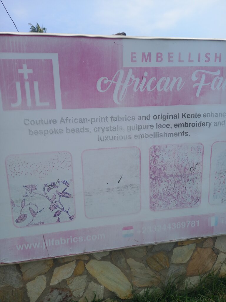 Moda evleri Embellished African fabrics, Akra, foto