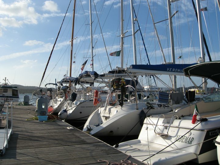 Tekne, kayık, yat Marina del Ponte, La Maddalena, foto