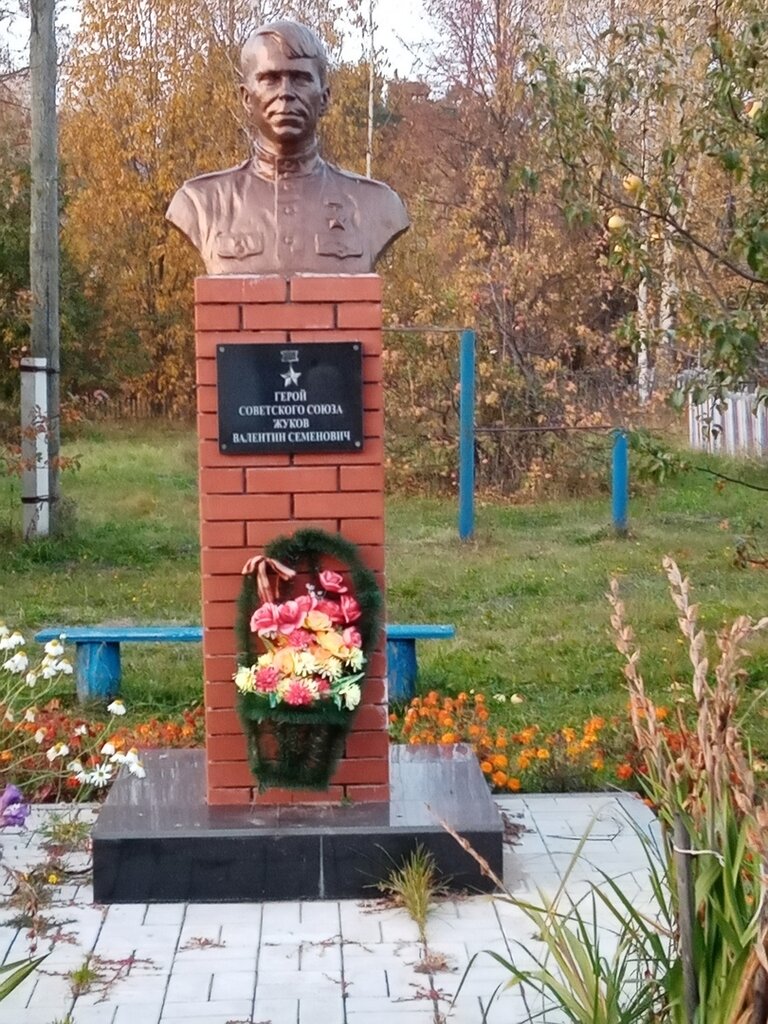 Anıt, heykel Герою Советского Союза Валентину Семеновичу Жукову, Kirovskaya oblastı, foto