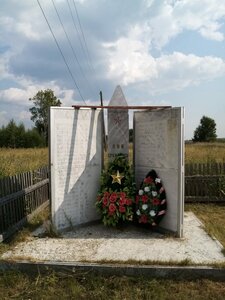 Обелиск погибшим в годы Великой Отечественной войны (Sverdlovsk Region, Garinskiy munitsipalny okrug, selo Shaburovo), anıt, heykel  Sverdlovskaya oblastından