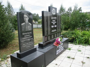 Землякам, погибшим и умершим участникам Великой Отечественной войны 1941-1945 гг. (Orenburg Region, Buguruslanskiy rayon, Nizhnepavlushkinskiy selsovet, selo Staryye Uzeli, Zarechnaya ulitsa), anıt, heykel  Orenburgskaya oblastından