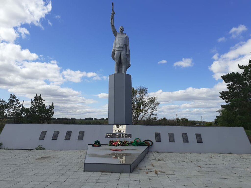 Anıt, heykel Воин-победитель, Omskaya oblastı, foto