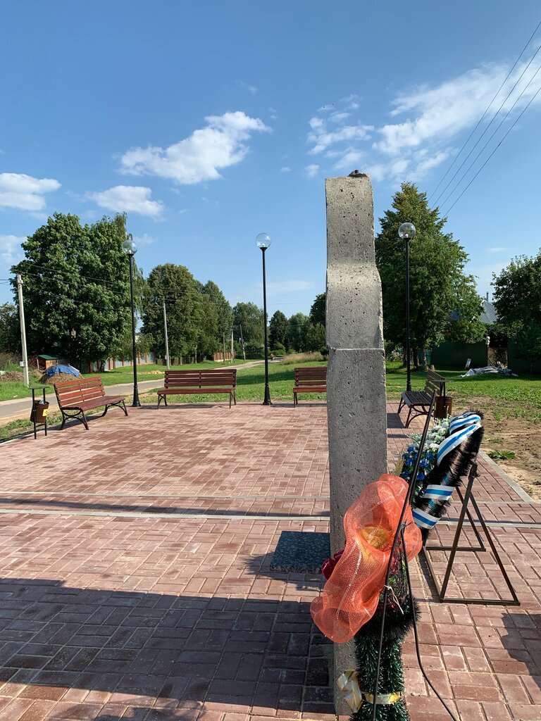 Anıt levhası, anıt taş Герою Советского Союза И.В. Степанову, Kalujskaya oblastı, foto