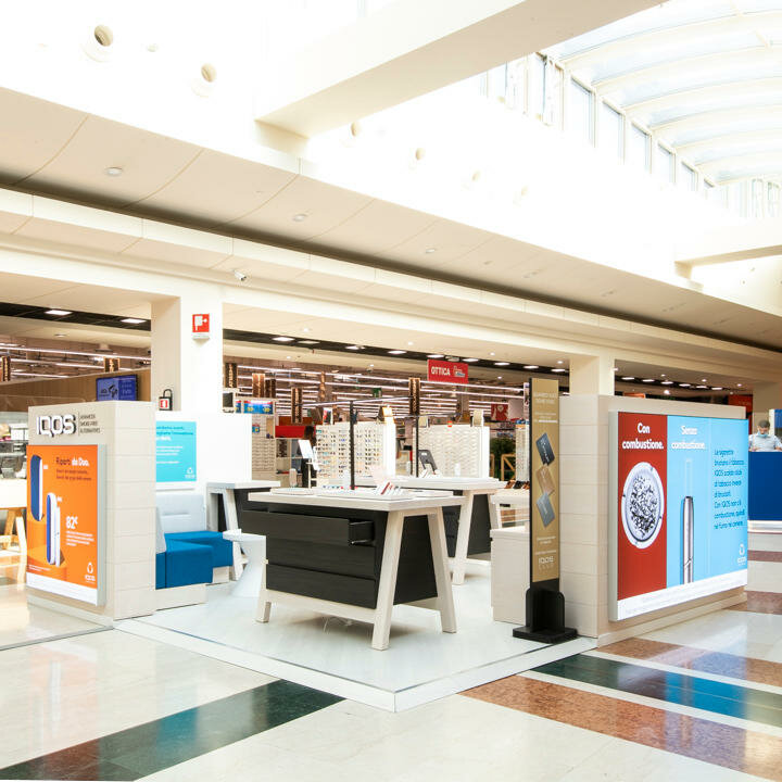 Elektrik ve elektrikli ürün mağazası Iqos Lounge, Lombardiya, foto