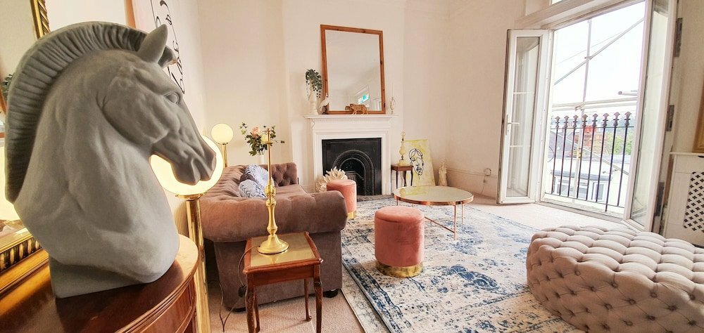Otel Elegant 5 Bed 4 Bath Vogue House Parisian Style Home, Margate, foto