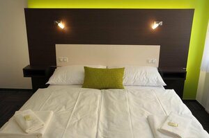 Hotel Kaskada (Kraj Vysočina, Havlichkuv Brod, Ledec nad Sazavou, Husovo nam), otel  Ledec nad Sazavou'dan