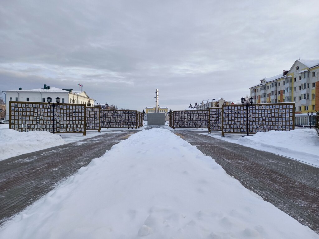 Anıt, heykel Стена Народной памяти, Tobolsk, foto
