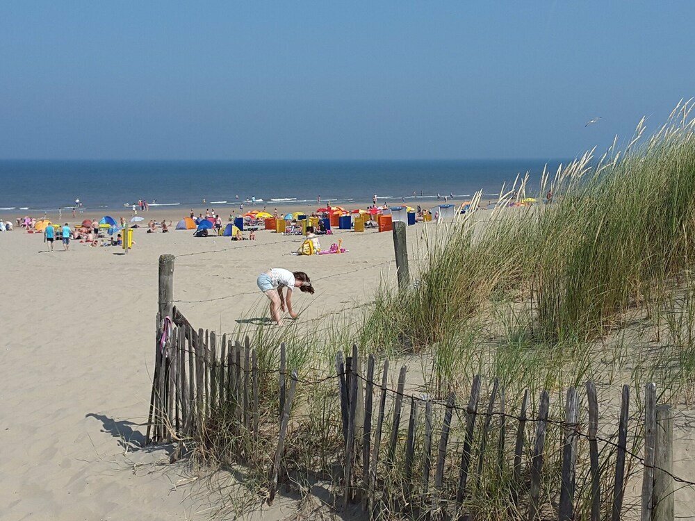 Otel Serene Holiday Home in Noordwijk with Terrace, Dünya, foto