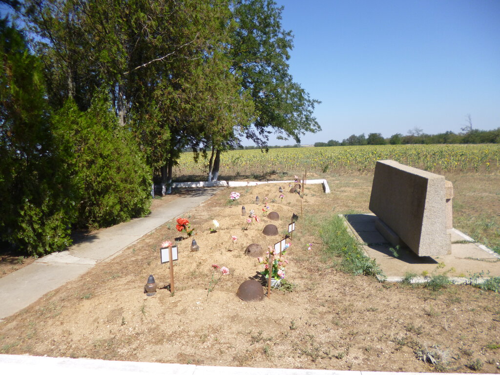 Anıt, heykel Братское захоронение воинов 320 стрелковой дивизии, Kırım Cumhuriyeti, foto