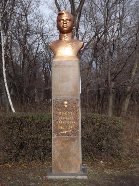 Anıt, heykel В.Л. Попов, Krasnyi Luch, foto