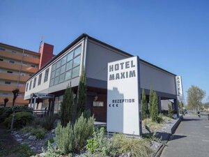 Hotel Maxim (Düsseldorfer Straße No:18, Leverkusen), otel  Langenfeld'den