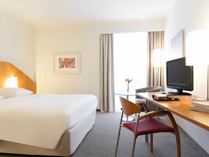 Leonardo Hotel Mainz (Augustusstraße No:6, Mainz), otel  Mainz'den