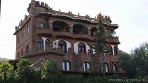 Hotel Iliada (Albanian State Road 2), otel  Tiran İli'nden