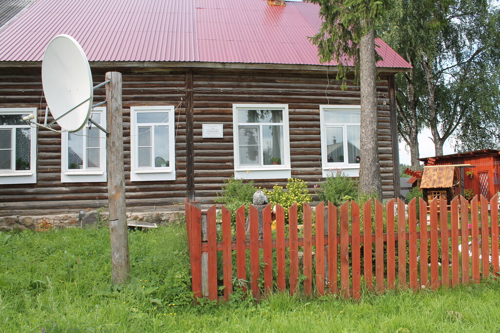 Anıt levhası, anıt taş Герою Советского Союза Георгию Павловичу Ларионову, Vologodskaya oblastı, foto