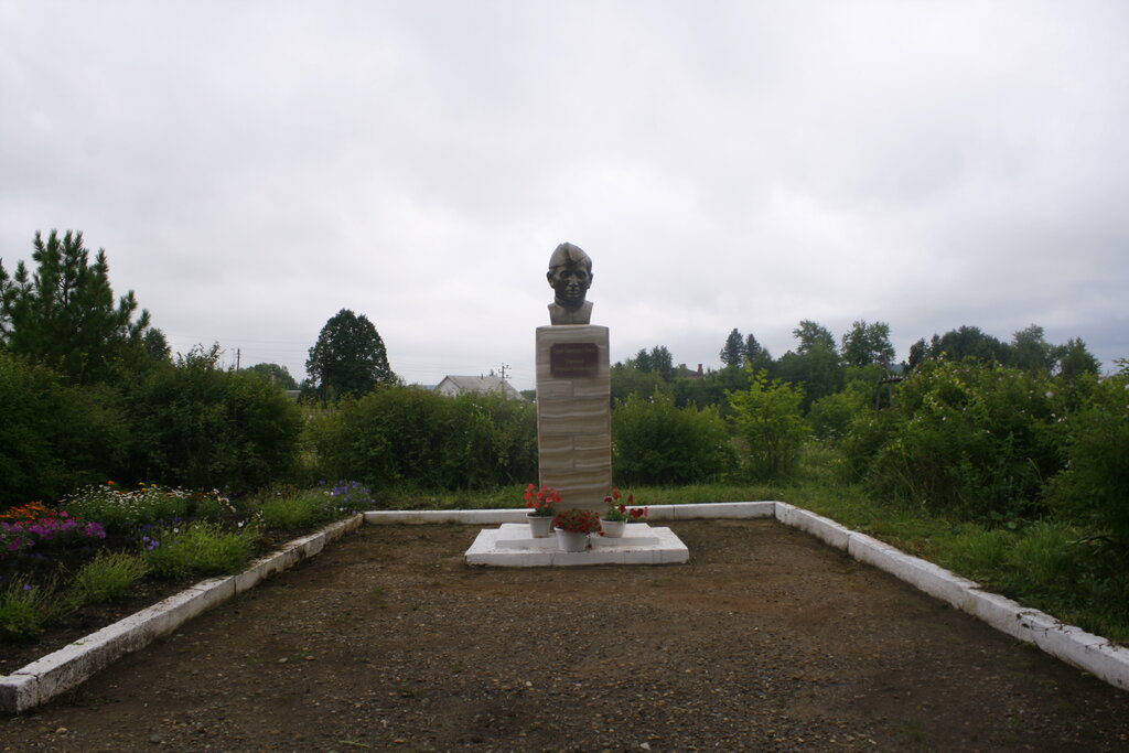 Anıt, heykel Бюст Героя Советского Союза С.М. Стрелкова, Udmurtiya, foto