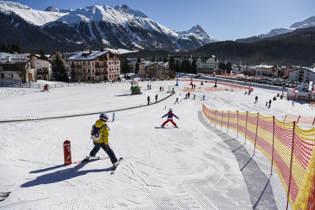 Spor ve eğlence merkezi Schweiz. Skischule St. Moritz, St. Moritz, foto