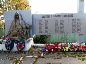 Воинам-односельчанам, павшим в Великой Отечественной войне (ulitsa Lenina No:29, selo Mariinskoye), anıt, heykel  Habarovski krayından