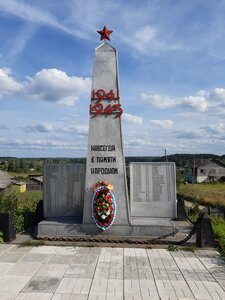 Воинам-землякам, погибшим на фронтах Великой Отечественной войны (Vologda Region, Tarnogskiy munitsipalny okrug, derevnya Sergiyevskaya), anıt, heykel  Vologodskaya oblastından