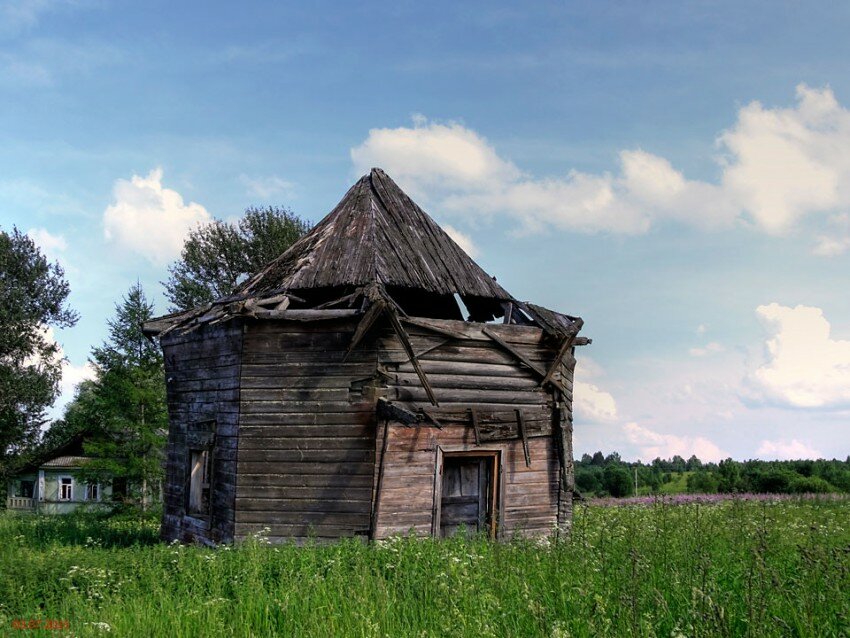 Şapel, haç anıtı Деревянная часовня, Tverskaya oblastı, foto