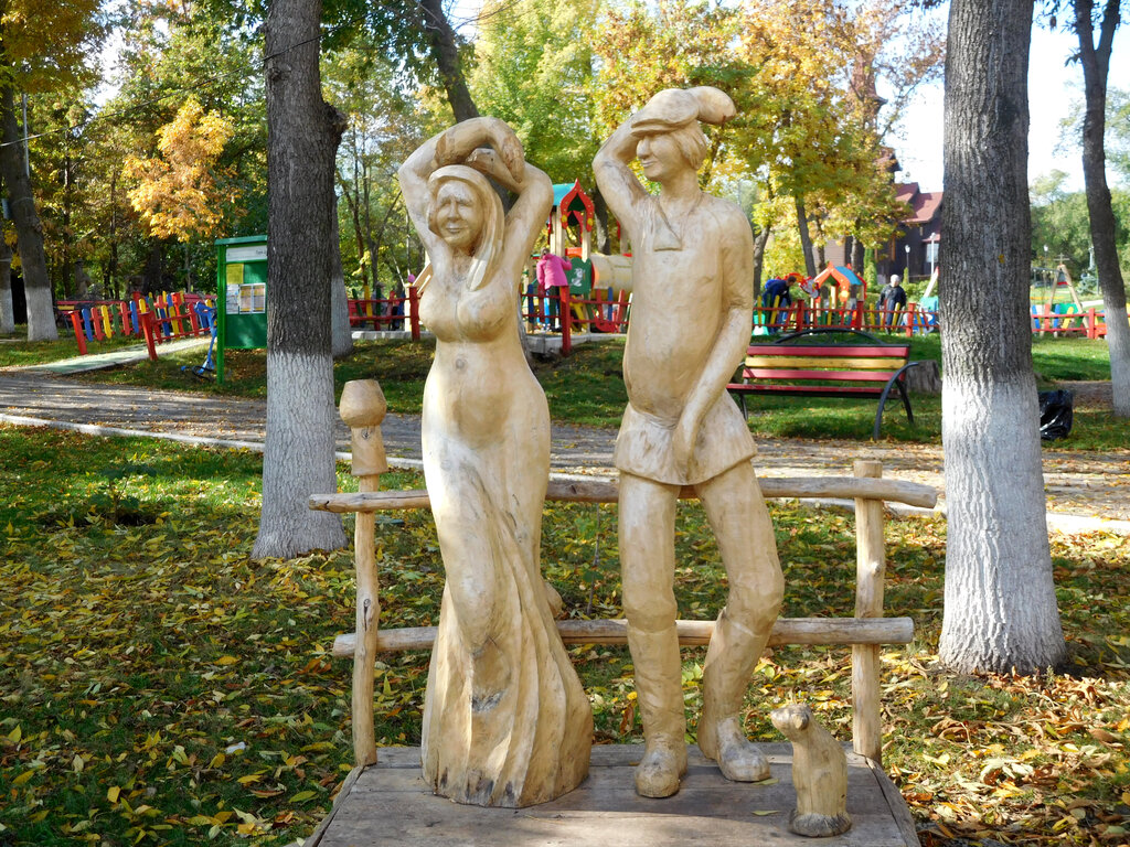 Park, sokak heykeli Мужик и баба у плетня, Samara, foto