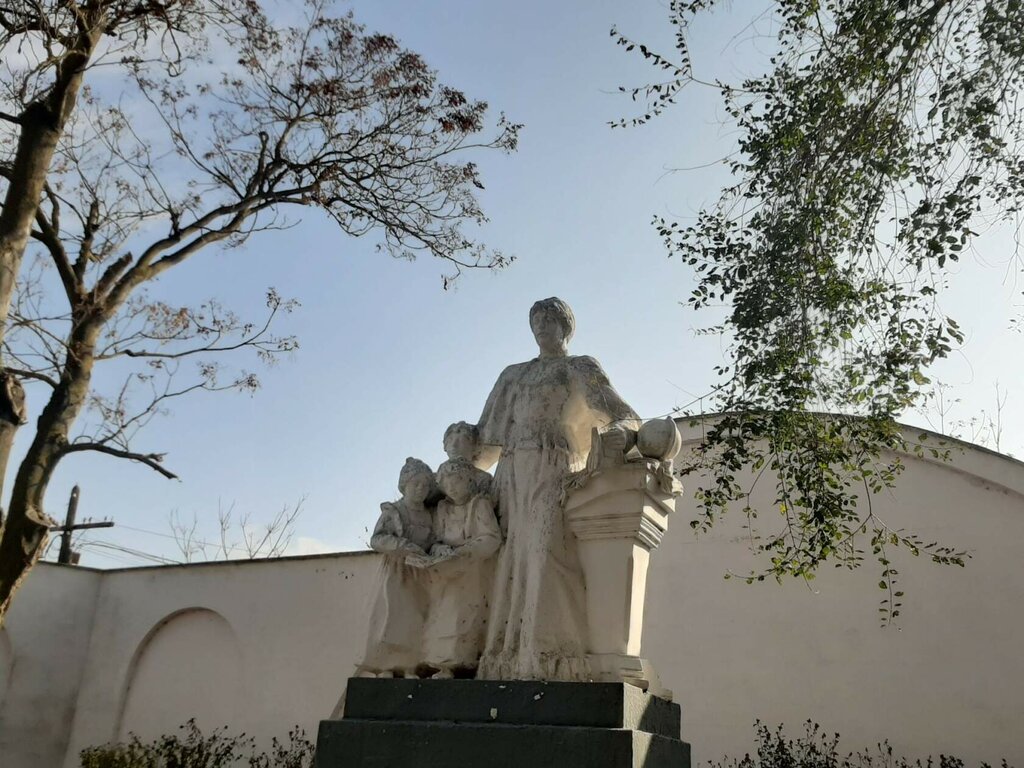 Park, sokak heykeli Первая учительница, Kizlyar, foto