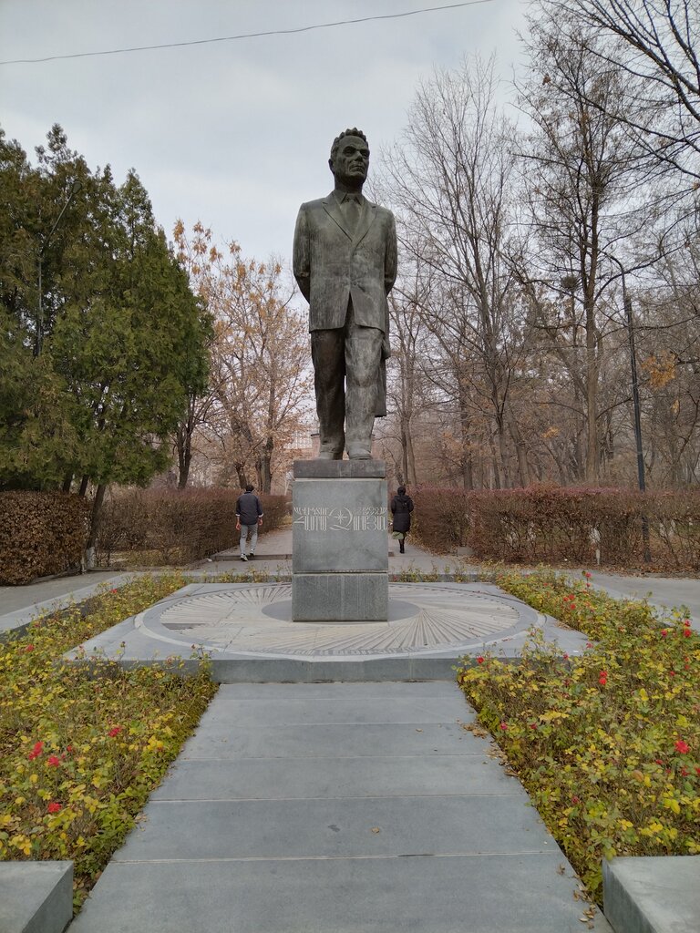 Anıt, heykel Monument of Victor Hambardzumyan, Erivan, foto