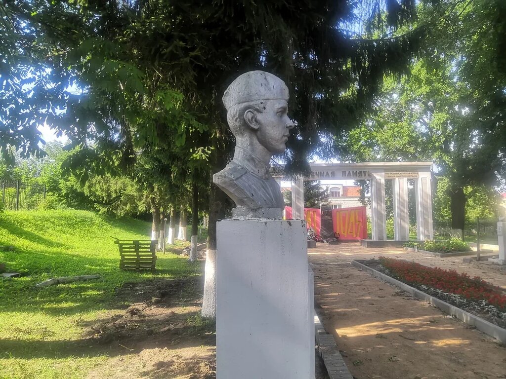 Anıt, heykel Бюст Героя Советского Союза Г.И. Кубышко, Suraj, foto