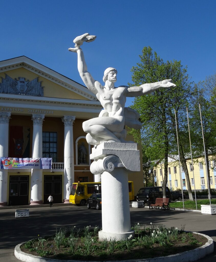 Park, sokak heykeli Прометей, Svetlahorsk, foto