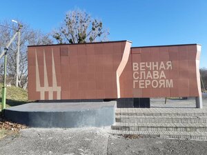 Братская могила красных партизан, памятник воинам хуторянам, погибшим в годы Великой Отечественной и Гражданской воин, Памятник И.Г. Лотов (Stavropol Territory, Shpakovskiy munitsipalny okrug, khutor Verkhneyegorlykskiy), anıt, heykel  Stavropolski krayından