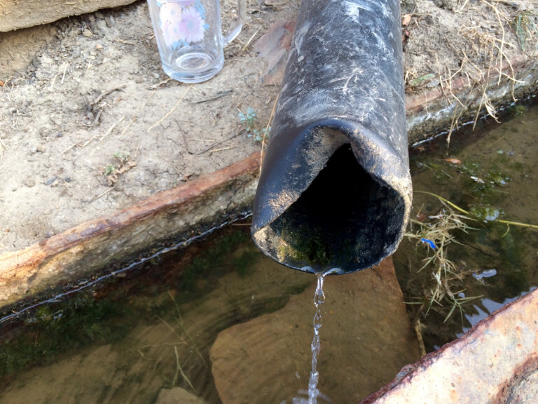 Pınar, çay Spring, stream, Dağıstan, foto