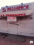 La passagère (Brazzaville, Commune de Ouenzé, Avenue Monseigneur Benoit Ngatsongo), giyim pazarı  Brazzaville'den