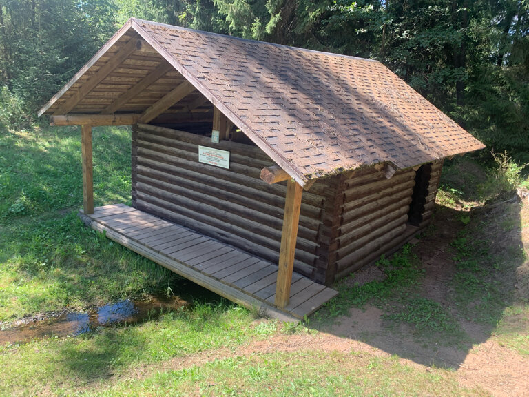 Turistik yerler Святой источник Параскевы Пятницы, Novgorodskaya oblastı, foto