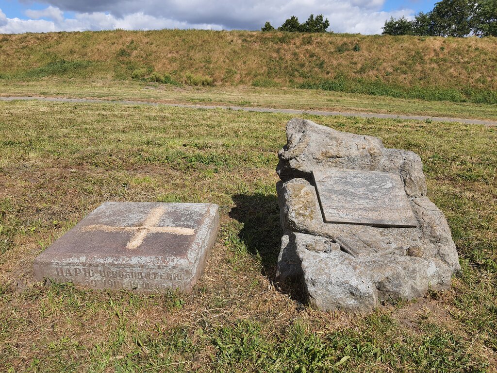 Turistik yerler Remains of monument to Alexander II, Zaslavl, foto